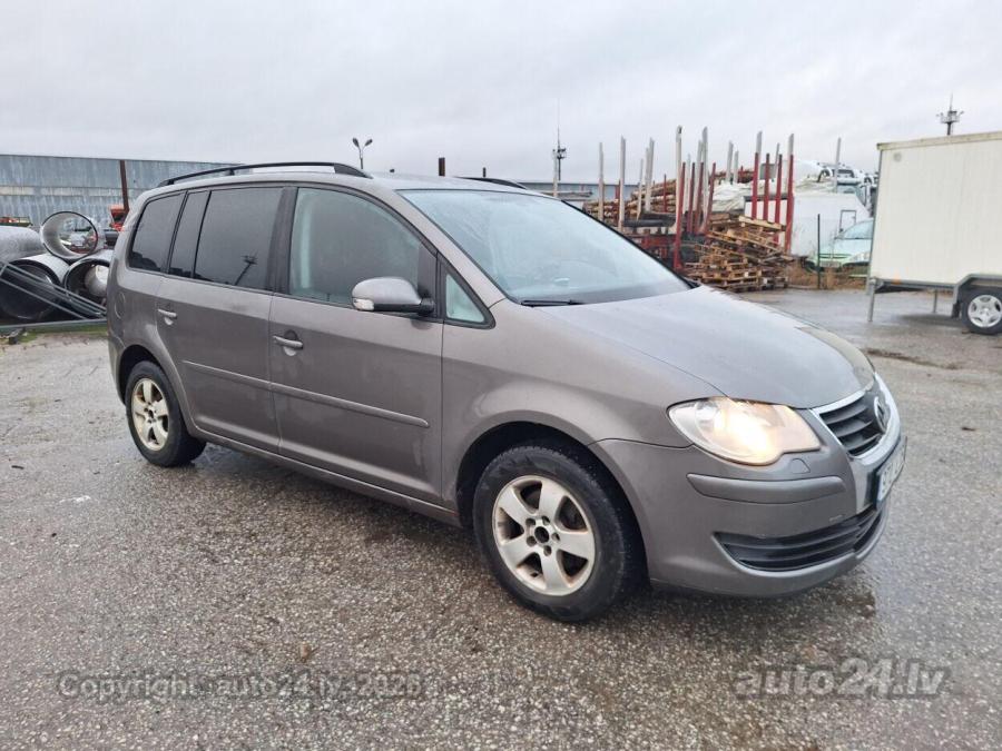Grey Volkswagen Touran 2008 in Tallinn, with an engine capacity of 1.40 L and mileage of 225 thousand km for 4300 €, photo 2 on AUTOMOTO.COM.LV