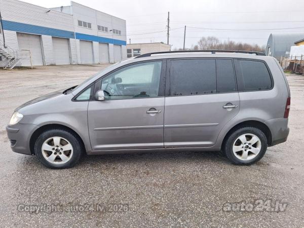 Pelēks Volkswagen Touran 2008 Tallina, ar dzinēja tilpumu 1.40 L un nobraukumu 225 tūkst. km par 4300 €, foto 3 vietnē AUTOMOTO.COM.LV