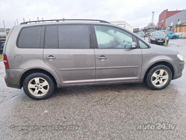 Pelēks Volkswagen Touran 2008 Tallina, ar dzinēja tilpumu 1.40 L un nobraukumu 225 tūkst. km par 4300 €, foto 4 vietnē AUTOMOTO.COM.LV