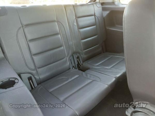 Grey Volkswagen Touran 2008 in Tartu, with an engine capacity of 1.90 L and mileage of 376 thousand km for 3500 €, photo 9 on AUTOMOTO.COM.LV