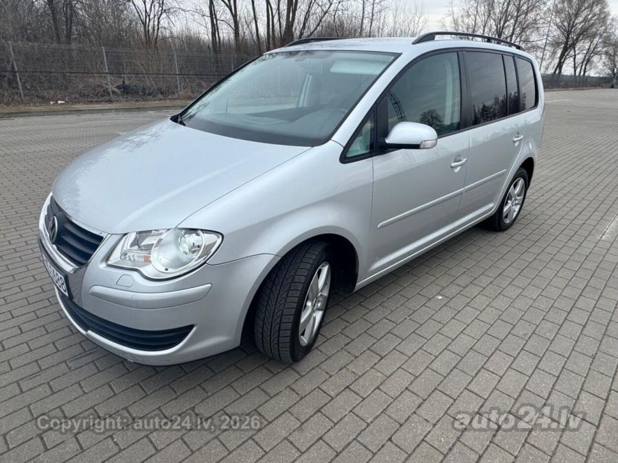 Grey Volkswagen Touran 2008 in Viljandi, with an engine capacity of 1.90 L and mileage of 225 thousand km for 5499 €, photo 1 on AUTOMOTO.COM.LV