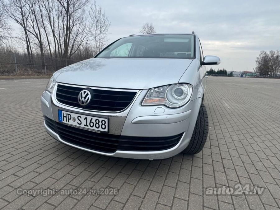 Grey Volkswagen Touran 2008 in Viljandi, with an engine capacity of 1.90 L and mileage of 225 thousand km for 5499 €, photo 3 on AUTOMOTO.COM.LV