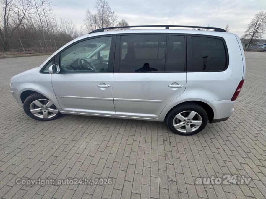 Grey Volkswagen Touran 2008 in Viljandi, with an engine capacity of 1.90 L and mileage of 225 thousand km for 5499 €, photo 4 on AUTOMOTO.COM.LV