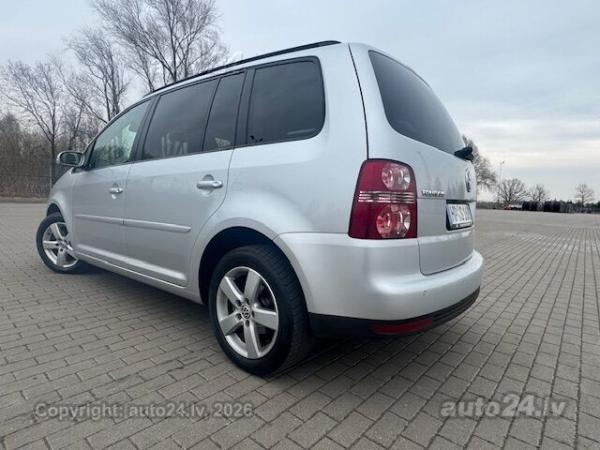 Pelēks Volkswagen Touran 2008 Viljandi, ar dzinēja tilpumu 1.90 L un nobraukumu 225 tūkst. km par 5499 €, foto 5 vietnē AUTOMOTO.COM.LV