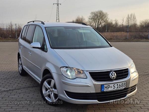 Pelēks Volkswagen Touran 2008 Viljandi, ar dzinēja tilpumu 1.90 L un nobraukumu 225 tūkst. km par 5499 €, foto 7 vietnē AUTOMOTO.COM.LV