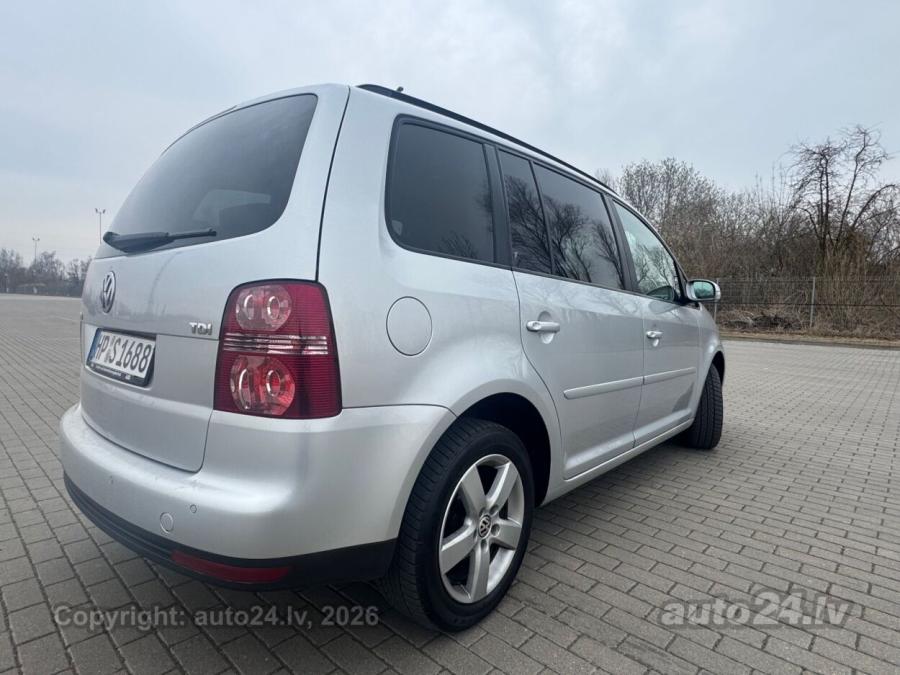 Grey Volkswagen Touran 2008 in Viljandi, with an engine capacity of 1.90 L and mileage of 225 thousand km for 5499 €, photo 9 on AUTOMOTO.COM.LV