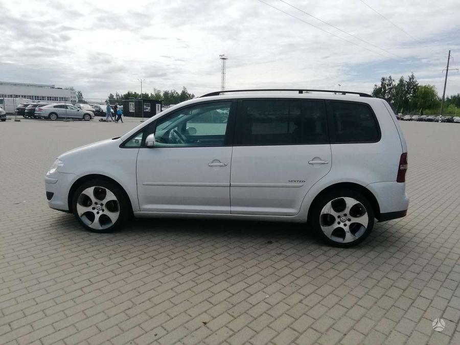 Pelēks Volkswagen Touran 2008 Marijampole, ar dzinēja tilpumu 1.90 L un nobraukumu 273 tūkst. km par 3599 €, foto 1 vietnē AUTOMOTO.COM.LV