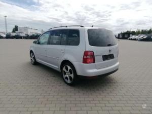 Pelēks Volkswagen Touran 2008 Marijampole, ar dzinēja tilpumu 1.90 L un nobraukumu 273 tūkst. km par 3599 €, foto 3 vietnē AUTOMOTO.COM.LV