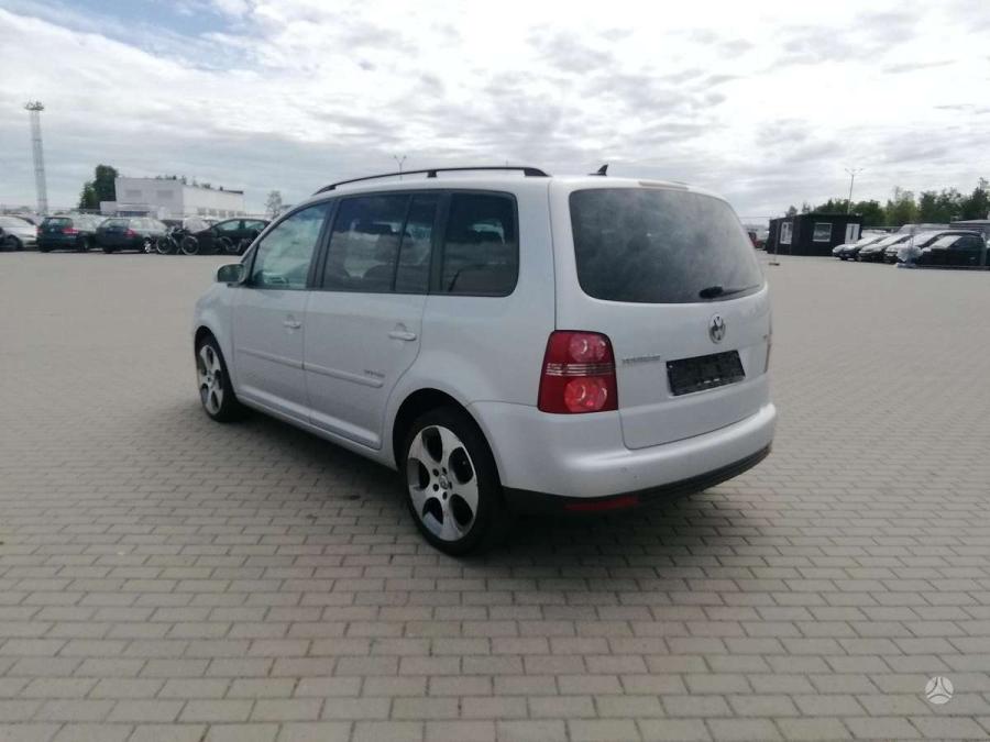 Pelēks Volkswagen Touran 2008 Marijampole, ar dzinēja tilpumu 1.90 L un nobraukumu 273 tūkst. km par 3599 €, foto 3 vietnē AUTOMOTO.COM.LV