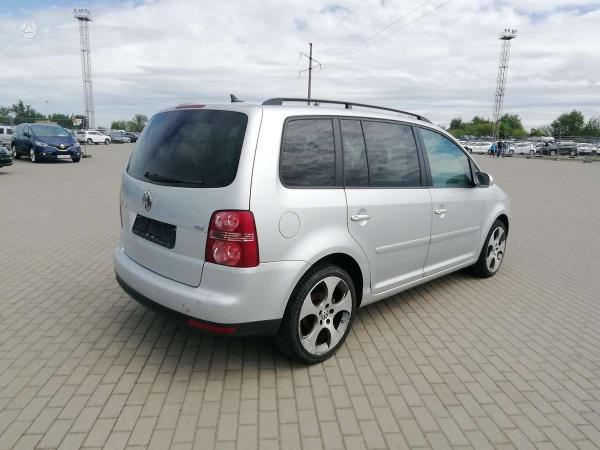 Pelēks Volkswagen Touran 2008 Marijampole, ar dzinēja tilpumu 1.90 L un nobraukumu 273 tūkst. km par 3599 €, foto 4 vietnē AUTOMOTO.COM.LV