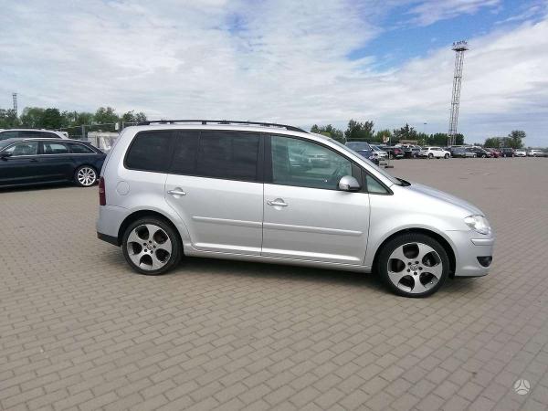 Pelēks Volkswagen Touran 2008 Marijampole, ar dzinēja tilpumu 1.90 L un nobraukumu 273 tūkst. km par 3599 €, foto 5 vietnē AUTOMOTO.COM.LV