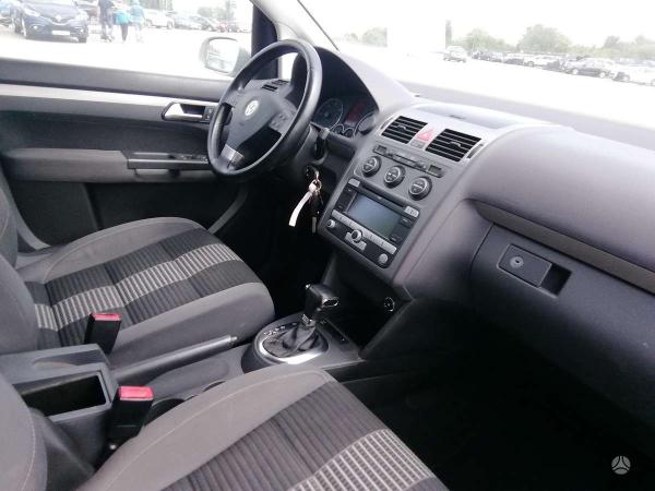 Pelēks Volkswagen Touran 2008 Marijampole, ar dzinēja tilpumu 1.90 L un nobraukumu 273 tūkst. km par 3599 €, foto 9 vietnē AUTOMOTO.COM.LV