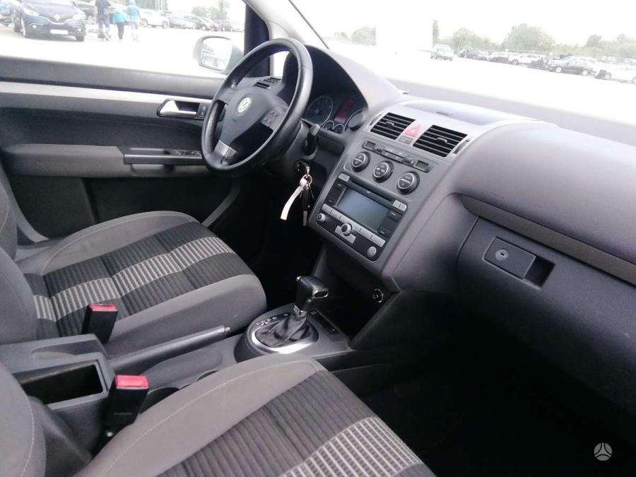 Pelēks Volkswagen Touran 2008 Marijampole, ar dzinēja tilpumu 1.90 L un nobraukumu 273 tūkst. km par 3599 €, foto 10 vietnē AUTOMOTO.COM.LV