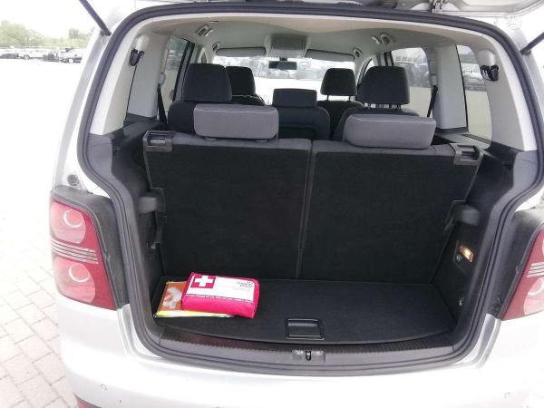 Pelēks Volkswagen Touran 2008 Marijampole, ar dzinēja tilpumu 1.90 L un nobraukumu 273 tūkst. km par 3599 €, foto 10 vietnē AUTOMOTO.COM.LV