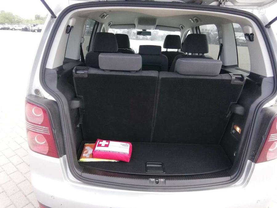 Pelēks Volkswagen Touran 2008 Marijampole, ar dzinēja tilpumu 1.90 L un nobraukumu 273 tūkst. km par 3599 €, foto 11 vietnē AUTOMOTO.COM.LV