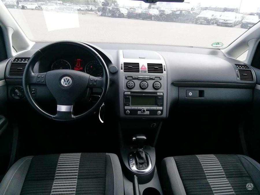 Pelēks Volkswagen Touran 2008 Marijampole, ar dzinēja tilpumu 1.90 L un nobraukumu 273 tūkst. km par 3599 €, foto 13 vietnē AUTOMOTO.COM.LV
