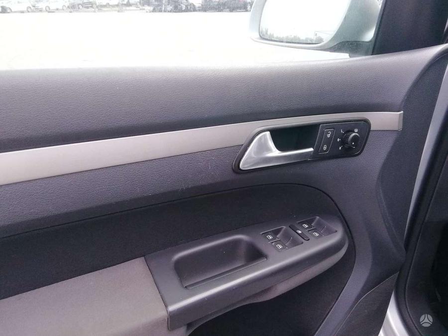 Pelēks Volkswagen Touran 2008 Marijampole, ar dzinēja tilpumu 1.90 L un nobraukumu 273 tūkst. km par 3599 €, foto 14 vietnē AUTOMOTO.COM.LV