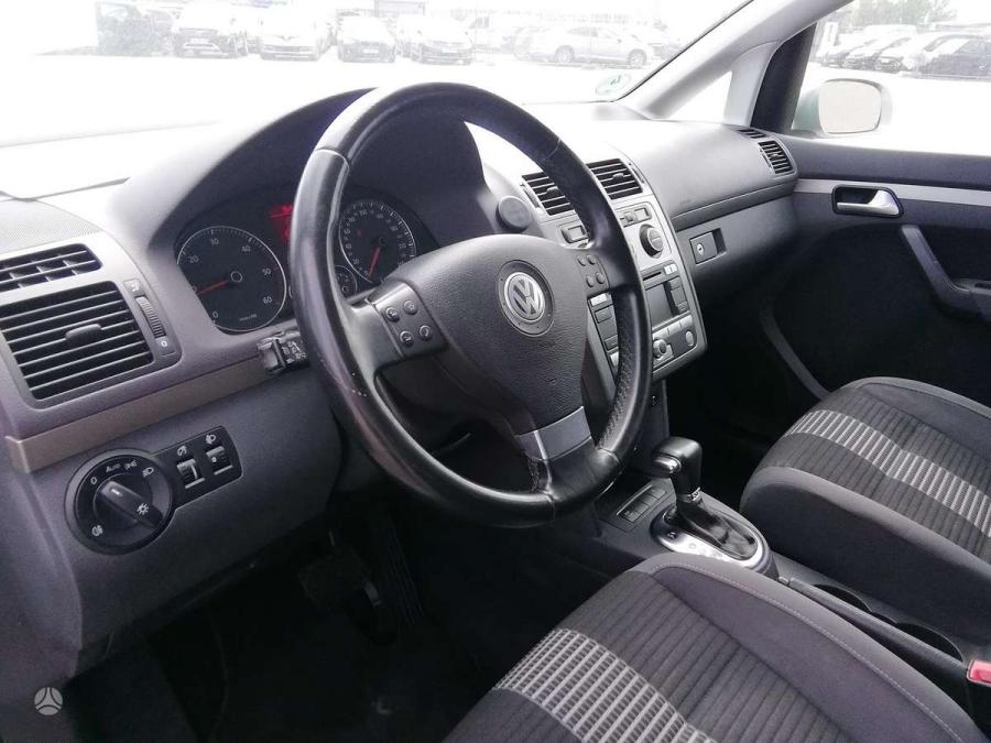 Pelēks Volkswagen Touran 2008 Marijampole, ar dzinēja tilpumu 1.90 L un nobraukumu 273 tūkst. km par 3599 €, foto 15 vietnē AUTOMOTO.COM.LV