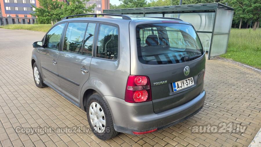 Pelēks Volkswagen Touran 2008 Tartu, ar dzinēja tilpumu 1.90 L un nobraukumu 375 tūkst. km par 2499 €, foto 5 vietnē AUTOMOTO.COM.LV