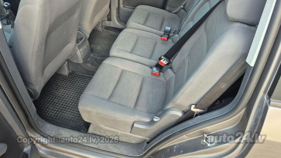 Pelēks Volkswagen Touran 2008 Tartu, ar dzinēja tilpumu 1.90 L un nobraukumu 375 tūkst. km par 2499 €, foto 11 vietnē AUTOMOTO.COM.LV