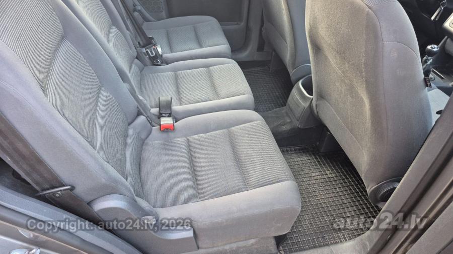 Pelēks Volkswagen Touran 2008 Tartu, ar dzinēja tilpumu 1.90 L un nobraukumu 375 tūkst. km par 2499 €, foto 12 vietnē AUTOMOTO.COM.LV