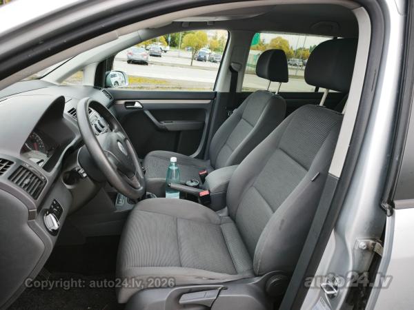 Grey Volkswagen Touran 2008 in Tartu, with an engine capacity of 1.90 L and mileage of 369 thousand km for 3500 €, photo 9 on AUTOMOTO.COM.LV