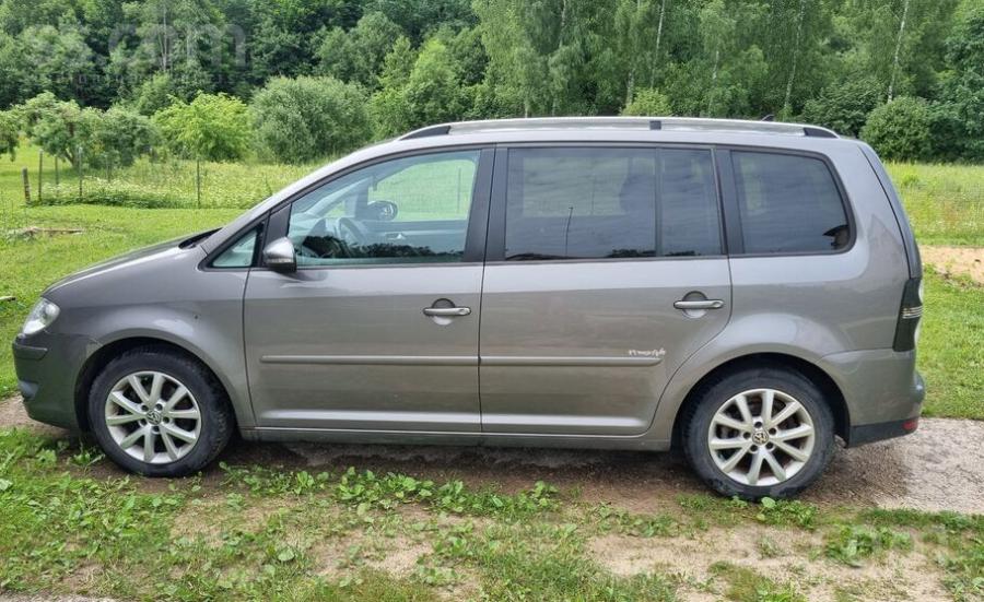 Grey Volkswagen Touran 2009 in Riga, with an engine capacity of 2.00 L and mileage of 260 thousand km for 1500 €, photo 2 on AUTOMOTO.COM.LV