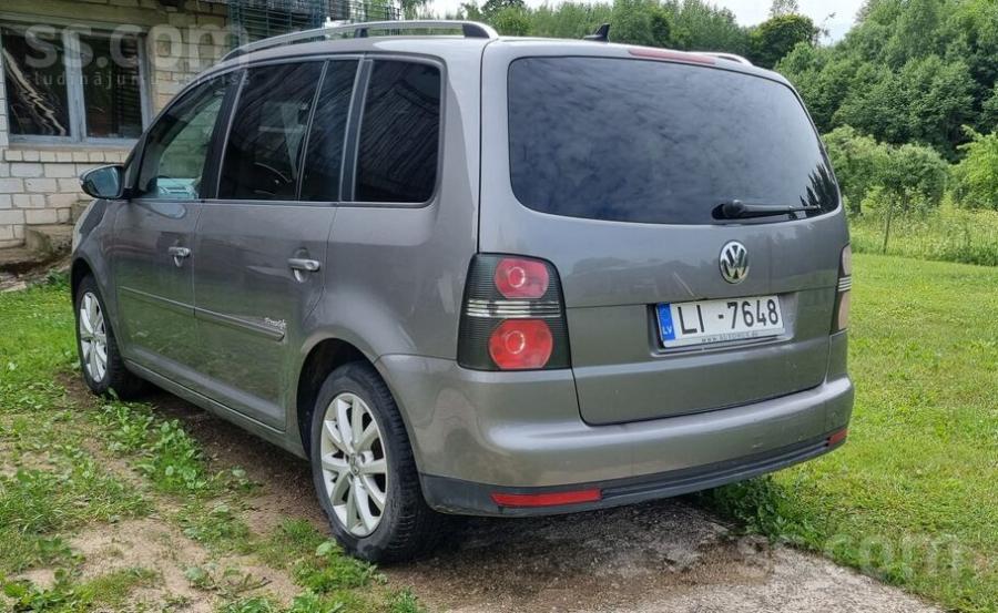 Grey Volkswagen Touran 2009 in Riga, with an engine capacity of 2.00 L and mileage of 260 thousand km for 1500 €, photo 3 on AUTOMOTO.COM.LV