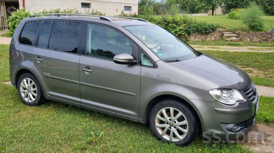 Grey Volkswagen Touran 2009 in Riga, with an engine capacity of 2.00 L and mileage of 260 thousand km for 1500 €, photo 4 on AUTOMOTO.COM.LV