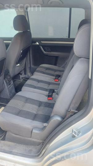 Pelēks Volkswagen Touran 2009 Rīga, ar dzinēja tilpumu 1.90 L un nobraukumu 0 tūkst. km par 500 €, foto 5 vietnē AUTOMOTO.COM.LV