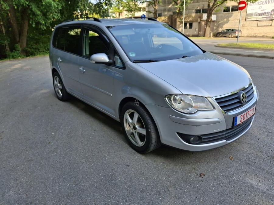 Pelēks Volkswagen Touran 2010 Mažeikiai, ar dzinēja tilpumu 2.00 L un nobraukumu 176 tūkst. km par 3700 €, foto 2 vietnē AUTOMOTO.COM.LV