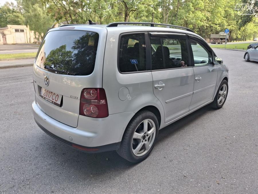 Pelēks Volkswagen Touran 2010 Mažeikiai, ar dzinēja tilpumu 2.00 L un nobraukumu 176 tūkst. km par 3700 €, foto 3 vietnē AUTOMOTO.COM.LV