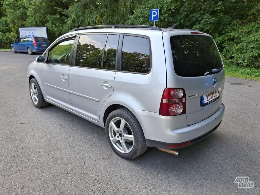 Pelēks Volkswagen Touran 2010 Mažeikiai, ar dzinēja tilpumu 2.00 L un nobraukumu 176 tūkst. km par 3700 €, foto 4 vietnē AUTOMOTO.COM.LV