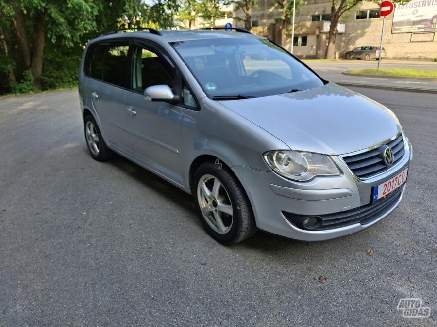 Grey Volkswagen Touran 2010 in Mazeikiai, with an engine capacity of 2.00 L and mileage of 176 thousand km for 3300 €, photo 2 on AUTOMOTO.COM.LV