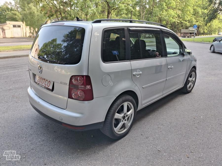 Grey Volkswagen Touran 2010 in Mazeikiai, with an engine capacity of 2.00 L and mileage of 176 thousand km for 3300 €, photo 3 on AUTOMOTO.COM.LV