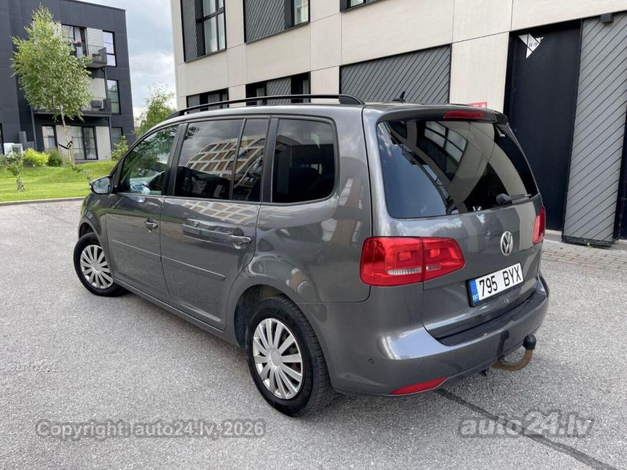 Grey Volkswagen Touran 2010 in Tartu, with an engine capacity of 1.20 L and mileage of 273 thousand km for 4399 €, photo 4 on AUTOMOTO.COM.LV