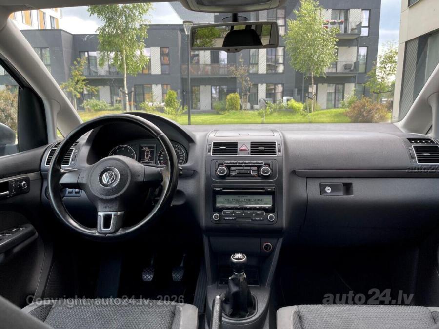 Grey Volkswagen Touran 2010 in Tartu, with an engine capacity of 1.20 L and mileage of 273 thousand km for 4399 €, photo 12 on AUTOMOTO.COM.LV