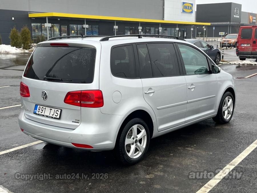 Grey Volkswagen Touran 2010 in Tartu, with an engine capacity of 1.60 L and mileage of 263 thousand km for 4999 €, photo 3 on AUTOMOTO.COM.LV