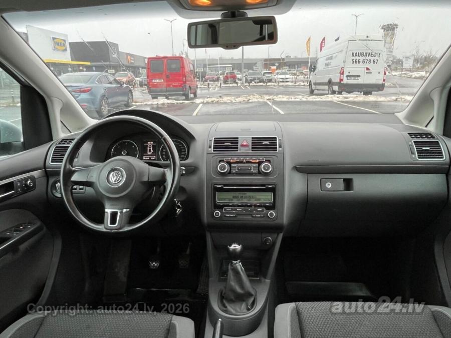Grey Volkswagen Touran 2010 in Tartu, with an engine capacity of 1.60 L and mileage of 263 thousand km for 4999 €, photo 5 on AUTOMOTO.COM.LV