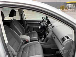 Grey Volkswagen Touran 2010 in Tartu, with an engine capacity of 1.60 L and mileage of 263 thousand km for 4999 €, photo 6 on AUTOMOTO.COM.LV