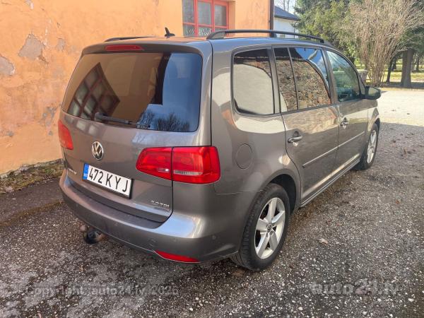 Grey Volkswagen Touran 2010 in Polva, with an engine capacity of 2.00 L and mileage of 339 thousand km for 5700 €, photo 4 on AUTOMOTO.COM.LV