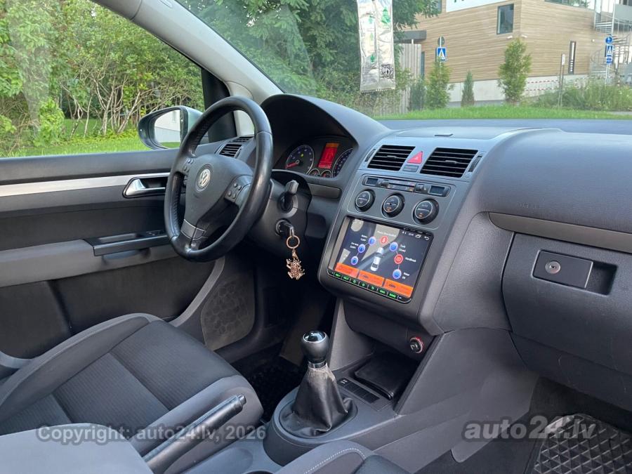 Pelēks Volkswagen Touran 2010 Tartu, ar dzinēja tilpumu 1.40 L un nobraukumu 263 tūkst. km par 2000 €, foto 10 vietnē AUTOMOTO.COM.LV