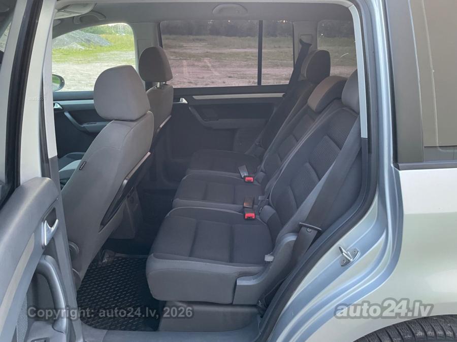Pelēks Volkswagen Touran 2010 Tartu, ar dzinēja tilpumu 1.40 L un nobraukumu 263 tūkst. km par 2000 €, foto 13 vietnē AUTOMOTO.COM.LV