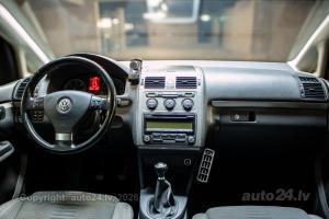 Grey Volkswagen Touran 2010 in Tallinn, with an engine capacity of 1.90 L and mileage of 357 thousand km for 5500 €, photo 10 on AUTOMOTO.COM.LV