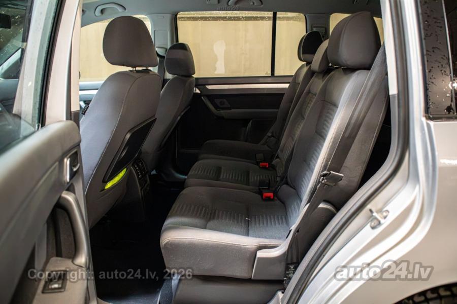 Grey Volkswagen Touran 2010 in Tallinn, with an engine capacity of 1.90 L and mileage of 357 thousand km for 5500 €, photo 12 on AUTOMOTO.COM.LV