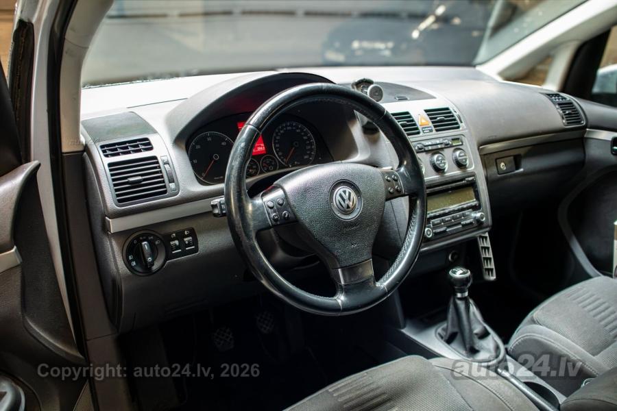 Grey Volkswagen Touran 2010 in Tallinn, with an engine capacity of 1.90 L and mileage of 357 thousand km for 5500 €, photo 13 on AUTOMOTO.COM.LV