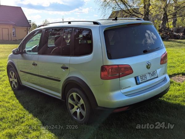 Pelēks Volkswagen Touran 2011 Tallina, ar dzinēja tilpumu 1.60 L un nobraukumu 165 tūkst. km par 5990 €, foto 3 vietnē AUTOMOTO.COM.LV