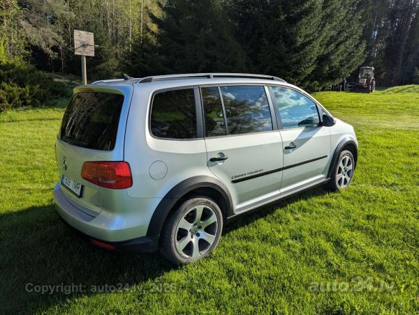 Pelēks Volkswagen Touran 2011 Tallina, ar dzinēja tilpumu 1.60 L un nobraukumu 165 tūkst. km par 5990 €, foto 4 vietnē AUTOMOTO.COM.LV