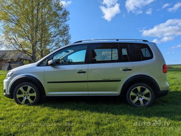 Pelēks Volkswagen Touran 2011 Tallina, ar dzinēja tilpumu 1.60 L un nobraukumu 165 tūkst. km par 5990 €, foto 8 vietnē AUTOMOTO.COM.LV