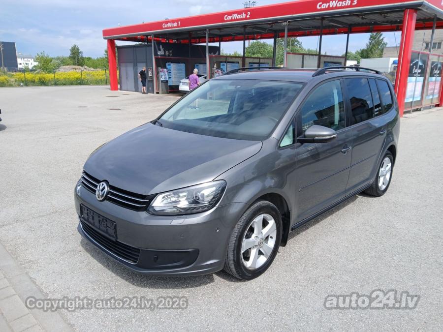 Grey Volkswagen Touran 2011 in Rakvere, with an engine capacity of 1.60 L and mileage of 279 thousand km for 4990 €, photo 1 on AUTOMOTO.COM.LV